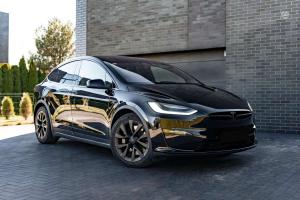 Black Tesla Model X 2022 in Klaipeda, with an engine capacity of 0.00 L and mileage of 72 thousand km for 48900 €, photo 1 on AUTOMOTO.COM.LV