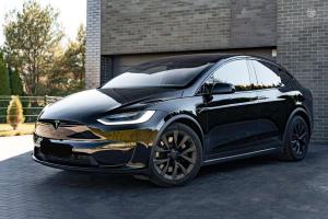 Black Tesla Model X 2022 in Klaipeda, with an engine capacity of 0.00 L and mileage of 72 thousand km for 48900 €, photo 3 on AUTOMOTO.COM.LV