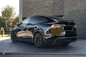 Black Tesla Model X 2022 in Klaipeda, with an engine capacity of 0.00 L and mileage of 72 thousand km for 48900 €, photo 4 on AUTOMOTO.COM.LV