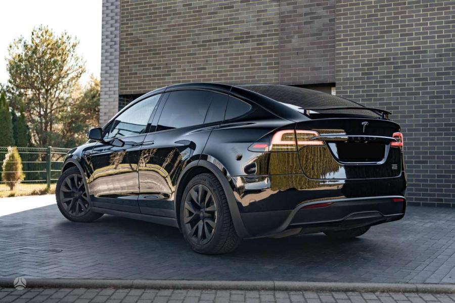 Black Tesla Model X 2022 in Klaipeda, with an engine capacity of 0.00 L and mileage of 72 thousand km for 48900 €, photo 4 on AUTOMOTO.COM.LV