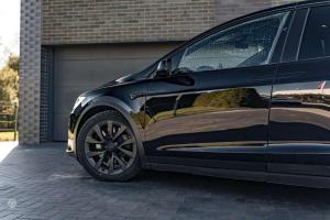 Black Tesla Model X 2022 in Klaipeda, with an engine capacity of 0.00 L and mileage of 72 thousand km for 48900 €, photo 5 on AUTOMOTO.COM.LV