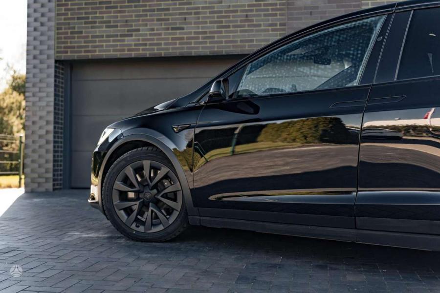 Black Tesla Model X 2022 in Klaipeda, with an engine capacity of 0.00 L and mileage of 72 thousand km for 48900 €, photo 5 on AUTOMOTO.COM.LV