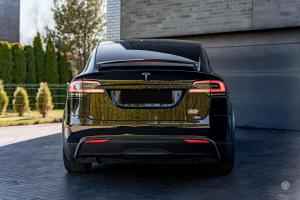 Black Tesla Model X 2022 in Klaipeda, with an engine capacity of 0.00 L and mileage of 72 thousand km for 48900 €, photo 6 on AUTOMOTO.COM.LV