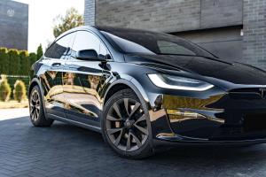 Black Tesla Model X 2022 in Klaipeda, with an engine capacity of 0.00 L and mileage of 72 thousand km for 48900 €, photo 8 on AUTOMOTO.COM.LV