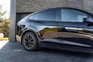 Black Tesla Model X 2022 in Klaipeda, with an engine capacity of 0.00 L and mileage of 72 thousand km for 48900 €, photo 9 on AUTOMOTO.COM.LV