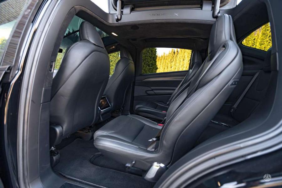 Black Tesla Model X 2022 in Klaipeda, with an engine capacity of 0.00 L and mileage of 72 thousand km for 48900 €, photo 18 on AUTOMOTO.COM.LV