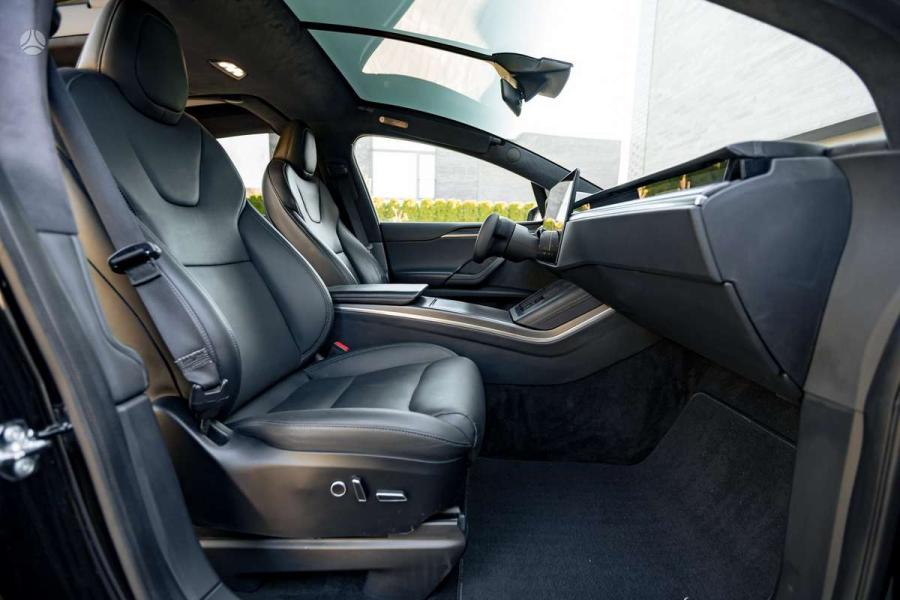 Black Tesla Model X 2022 in Klaipeda, with an engine capacity of 0.00 L and mileage of 72 thousand km for 48900 €, photo 21 on AUTOMOTO.COM.LV