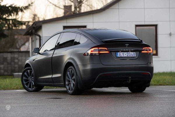 Black Tesla Model X 2017 in Riga, with an engine capacity of 0.00 L and mileage of 192 thousand km for 28900 €, photo 2 on AUTOMOTO.COM.LV