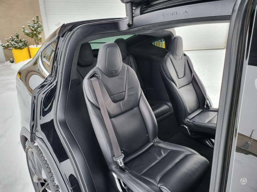 Black Tesla Model X 2017 in Siauliai, with an engine capacity of 0.00 L and mileage of 158 thousand km for 27900 €, photo 15 on AUTOMOTO.COM.LV