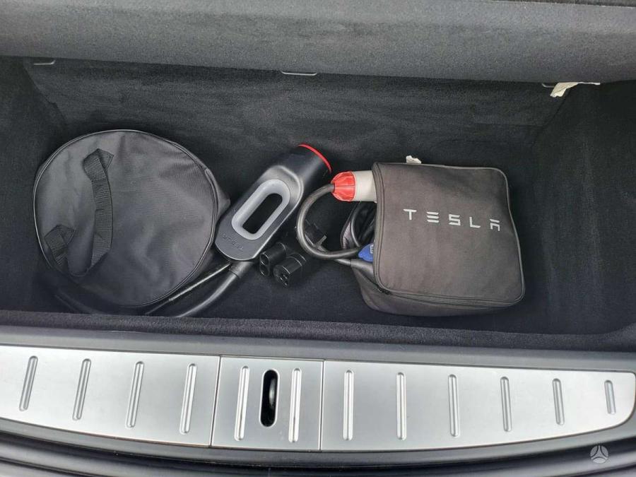 Black Tesla Model X 2017 in Siauliai, with an engine capacity of 0.00 L and mileage of 158 thousand km for 27900 €, photo 21 on AUTOMOTO.COM.LV