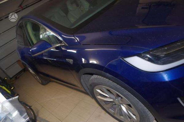 Blue Tesla Model X 2016 in Panevezys, with an engine capacity of 0.00 L and mileage of 159 thousand km for 24600 €, photo 4 on AUTOMOTO.COM.LV