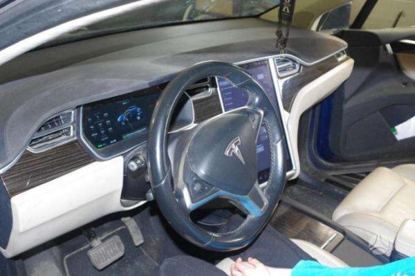 Blue Tesla Model X 2016 in Panevezys, with an engine capacity of 0.00 L and mileage of 159 thousand km for 24600 €, photo 8 on AUTOMOTO.COM.LV
