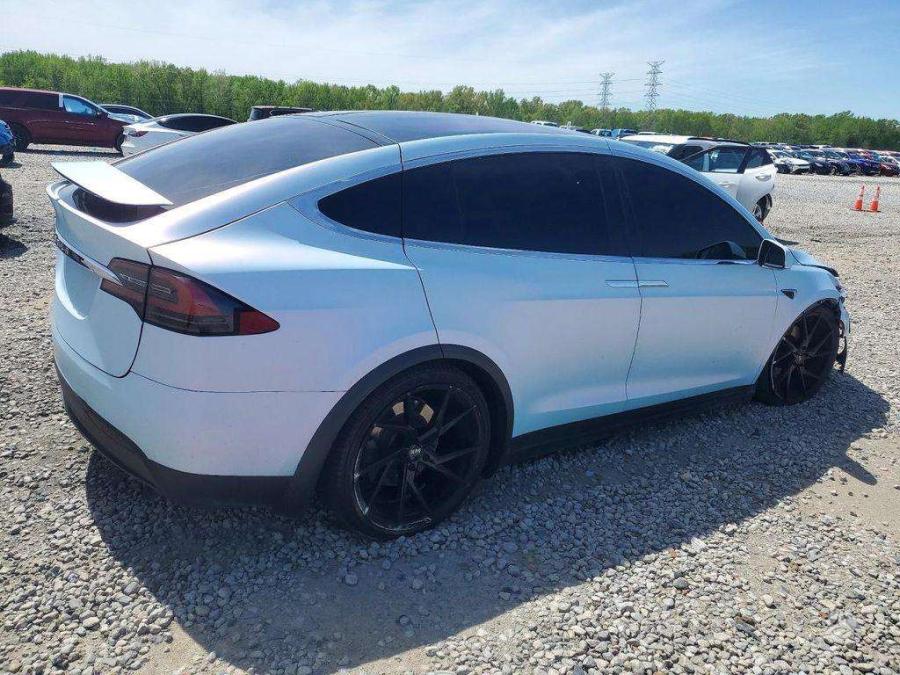 Blue Tesla Model X 2017 in Klaipeda, with an engine capacity of 0.00 L and mileage of 110 thousand km for 9800 €, photo 8 on AUTOMOTO.COM.LV