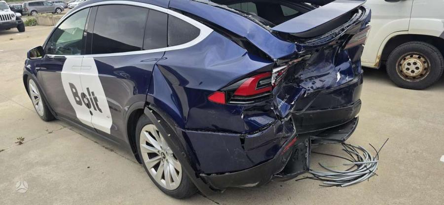 Blue Tesla Model X 2017 in Siauliai, with an engine capacity of 0.00 L and mileage of 151 thousand km for 10990 €, photo 5 on AUTOMOTO.COM.LV