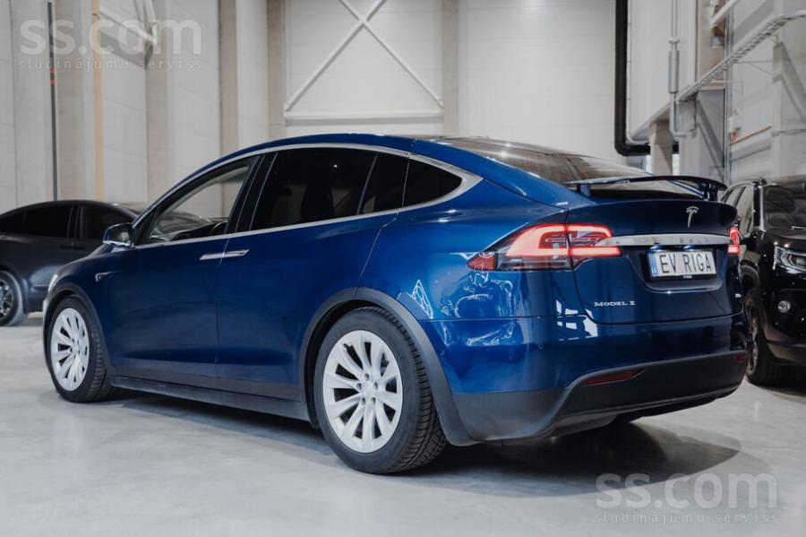 Blue Tesla Model X 2018 in Riga, with an engine capacity of 0.00 L and mileage of 136 thousand km for 33990 €, photo 3 on AUTOMOTO.COM.LV