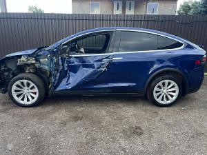 Blue Tesla Model X 2018 in Kaunas, with an engine capacity of 0.00 L and mileage of 108 thousand km for 15700 €, photo 6 on AUTOMOTO.COM.LV
