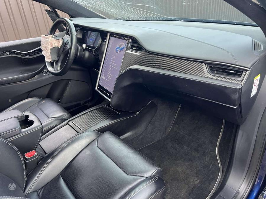 Blue Tesla Model X 2018 in Kaunas, with an engine capacity of 0.00 L and mileage of 108 thousand km for 15700 €, photo 11 on AUTOMOTO.COM.LV