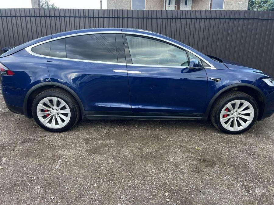 Blue Tesla Model X 2018 in Kaunas, with an engine capacity of 0.00 L and mileage of 108 thousand km for 14200 €, photo 5 on AUTOMOTO.COM.LV