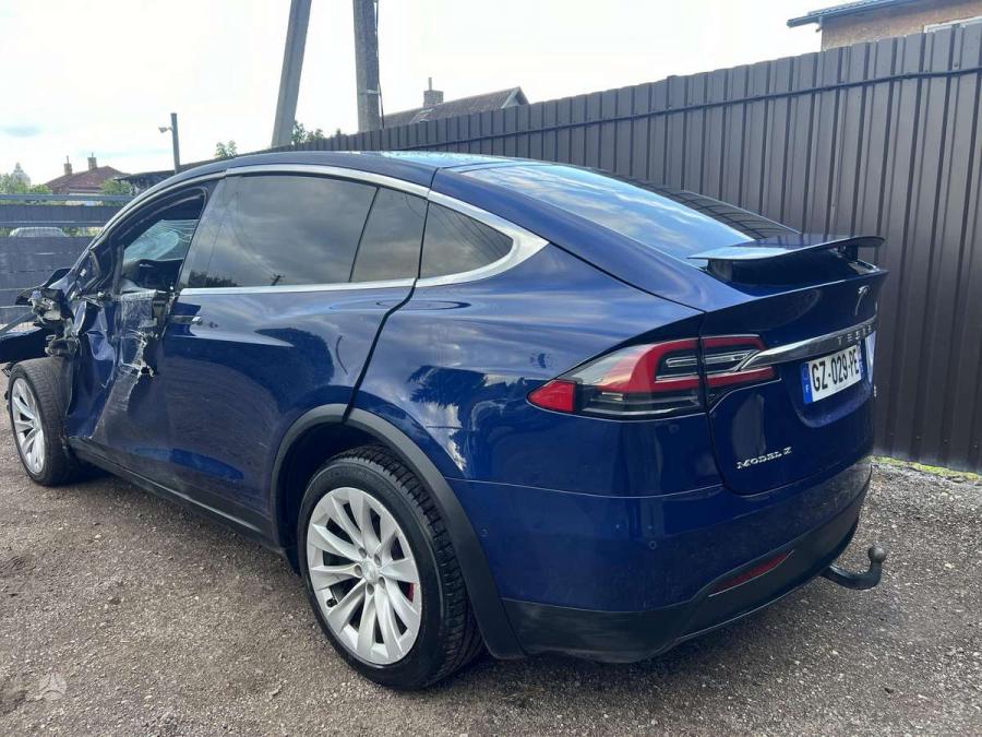 Blue Tesla Model X 2018 in Kaunas, with an engine capacity of 0.00 L and mileage of 108 thousand km for 14200 €, photo 8 on AUTOMOTO.COM.LV