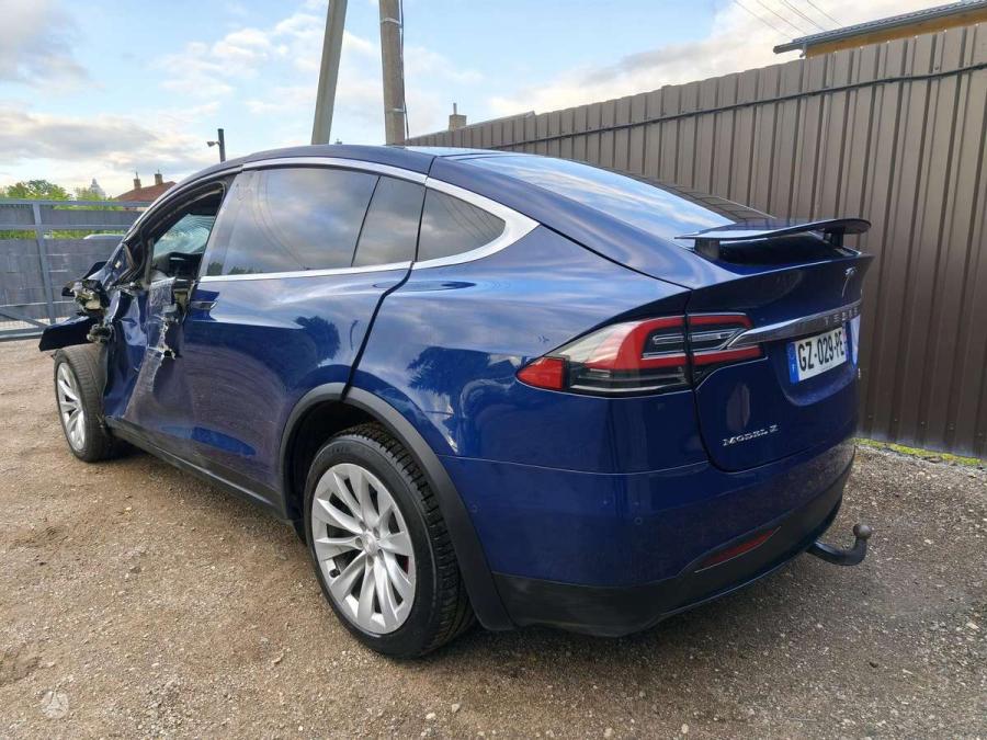 Blue Tesla Model X 2018 in Kaunas, with an engine capacity of 0.00 L and mileage of 108 thousand km for 13700 €, photo 8 on AUTOMOTO.COM.LV