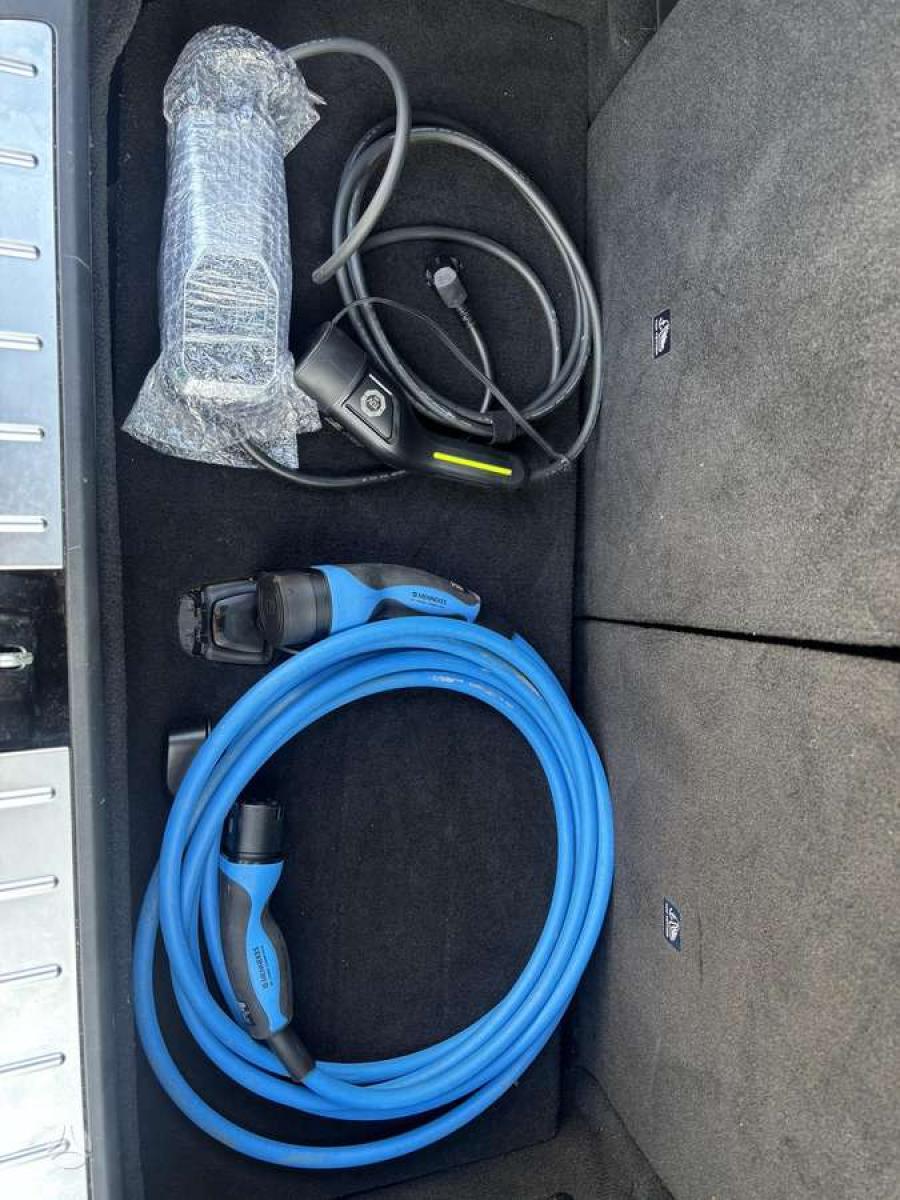 Blue Tesla Model X 2018 in Panevezys, with an engine capacity of 0.00 L and mileage of 127 thousand km for 24000 €, photo 12 on AUTOMOTO.COM.LV