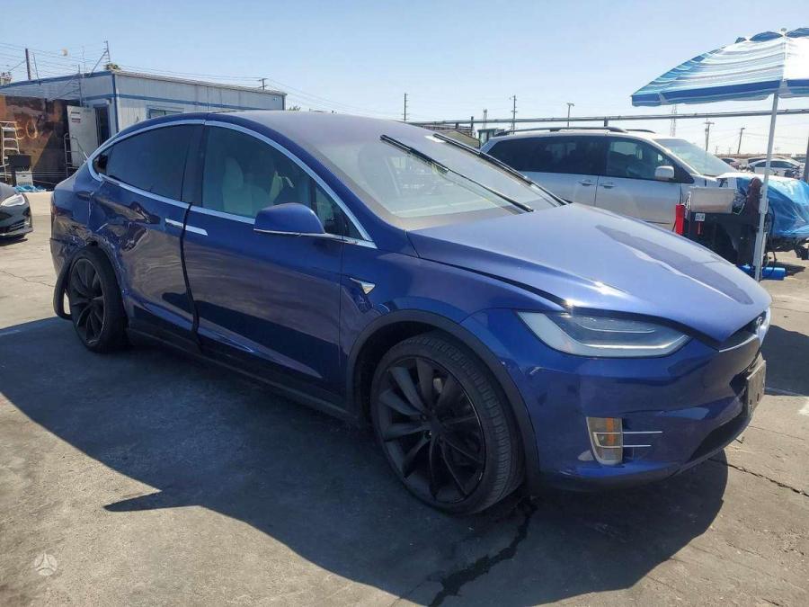 Blue Tesla Model X 2021 in Kaunas, with an engine capacity of 0.00 L and mileage of 86 thousand km for 26500 €, photo 4 on AUTOMOTO.COM.LV