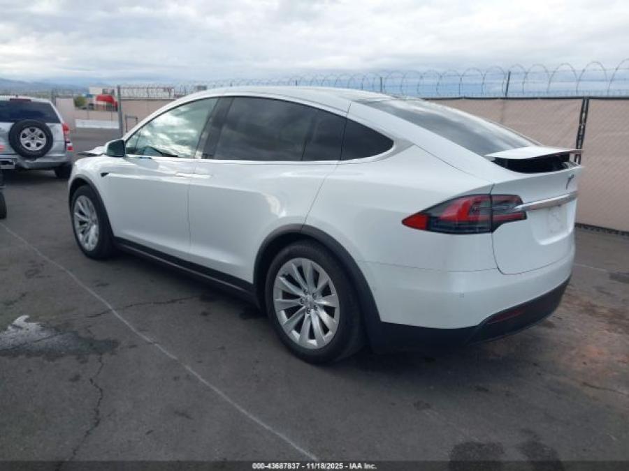 Tesla Model X 2021 in Klaipeda, with an engine capacity of 0.00 L and mileage of 0 thousand km for 13500 €, photo 2 on AUTOMOTO.COM.LV
