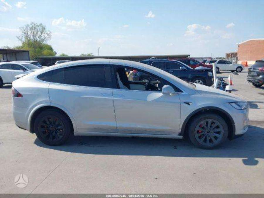 Grey Tesla Model X 2016 in Klaipeda, with an engine capacity of 0.00 L and mileage of 0 thousand km for 8100 €, photo 26 on AUTOMOTO.COM.LV
