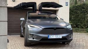 Grey Tesla Model X 2017 in Riga, with an engine capacity of 0.00 L and mileage of 190 thousand km for 31900 €, photo 3 on AUTOMOTO.COM.LV
