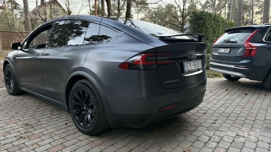 Grey Tesla Model X 2017 in Riga, with an engine capacity of 0.00 L and mileage of 190 thousand km for 31900 €, photo 5 on AUTOMOTO.COM.LV