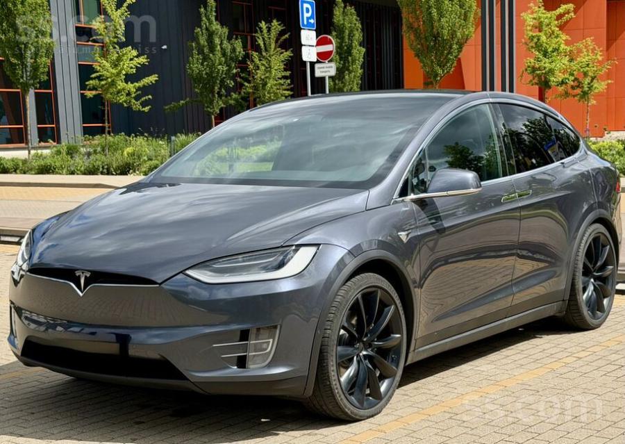 Grey Tesla Model X 2017 in Riga, with an engine capacity of 0.00 L and mileage of 181 thousand km for 18777 €, photo 1 on AUTOMOTO.COM.LV