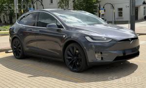 Grey Tesla Model X 2017 in Riga, with an engine capacity of 0.00 L and mileage of 181 thousand km for 18777 €, photo 3 on AUTOMOTO.COM.LV