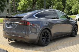 Grey Tesla Model X 2017 in Riga, with an engine capacity of 0.00 L and mileage of 181 thousand km for 18777 €, photo 6 on AUTOMOTO.COM.LV