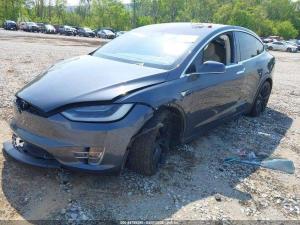 Pelēks Tesla Model X 2017 Kauņa, ar dzinēja tilpumu 0.00 L un nobraukumu 180 tūkst. km par 14000 €, foto  vietnē AUTOMOTO.COM.LV