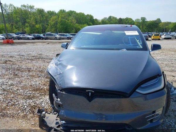 Pelēks Tesla Model X 2017 Kauņa, ar dzinēja tilpumu 0.00 L un nobraukumu 180 tūkst. km par 14000 €, foto 2 vietnē AUTOMOTO.COM.LV