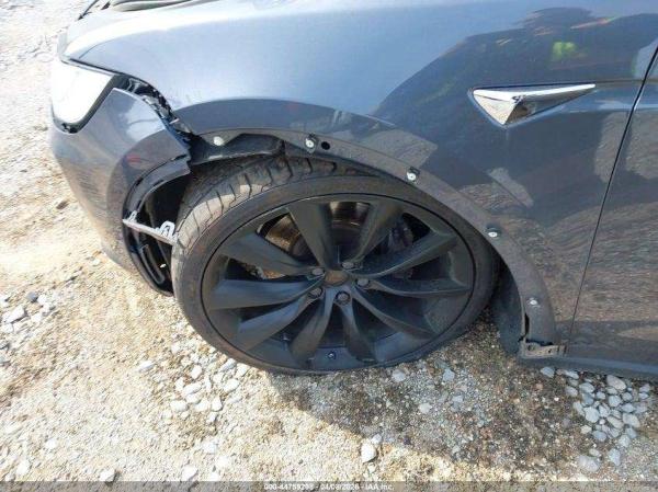 Pelēks Tesla Model X 2017 Kauņa, ar dzinēja tilpumu 0.00 L un nobraukumu 180 tūkst. km par 14000 €, foto 3 vietnē AUTOMOTO.COM.LV