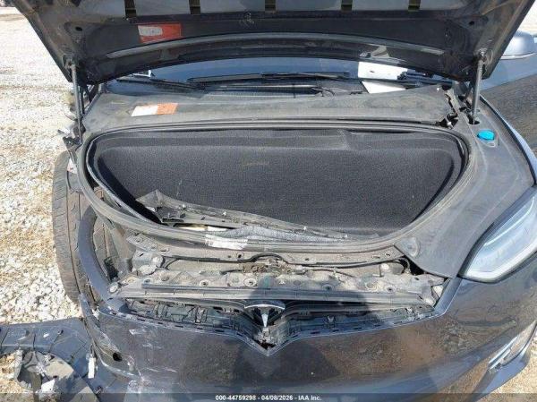 Pelēks Tesla Model X 2017 Kauņa, ar dzinēja tilpumu 0.00 L un nobraukumu 180 tūkst. km par 14000 €, foto 5 vietnē AUTOMOTO.COM.LV