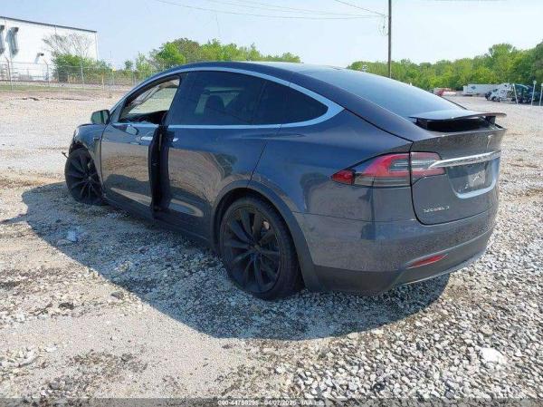 Pelēks Tesla Model X 2017 Kauņa, ar dzinēja tilpumu 0.00 L un nobraukumu 180 tūkst. km par 14000 €, foto 7 vietnē AUTOMOTO.COM.LV
