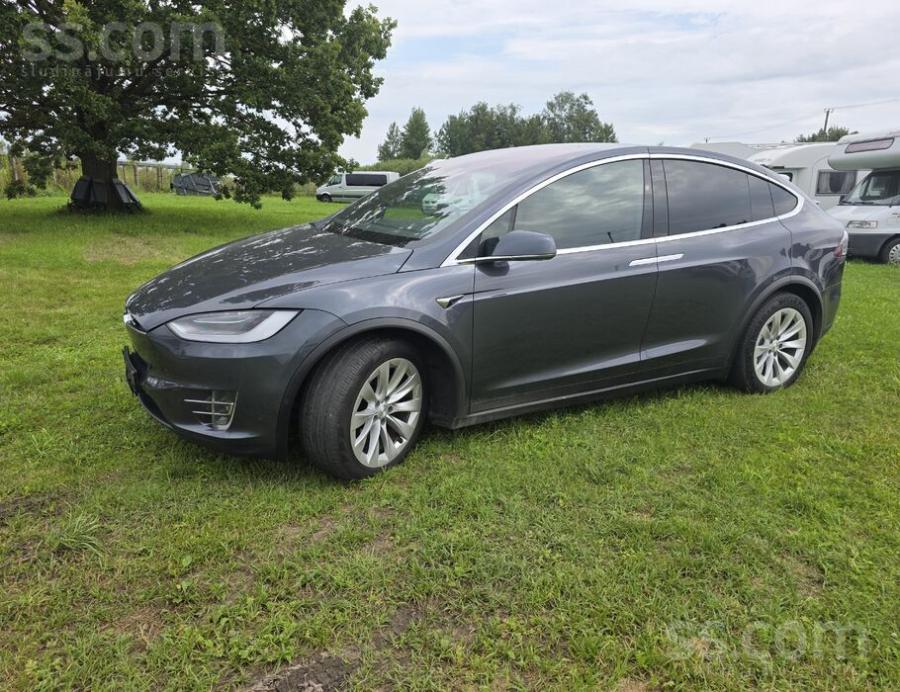 Grey Tesla Model X 2017 in Jelgava, with an engine capacity of 0.00 L and mileage of 259 thousand km for 18000 €, photo 3 on AUTOMOTO.COM.LV