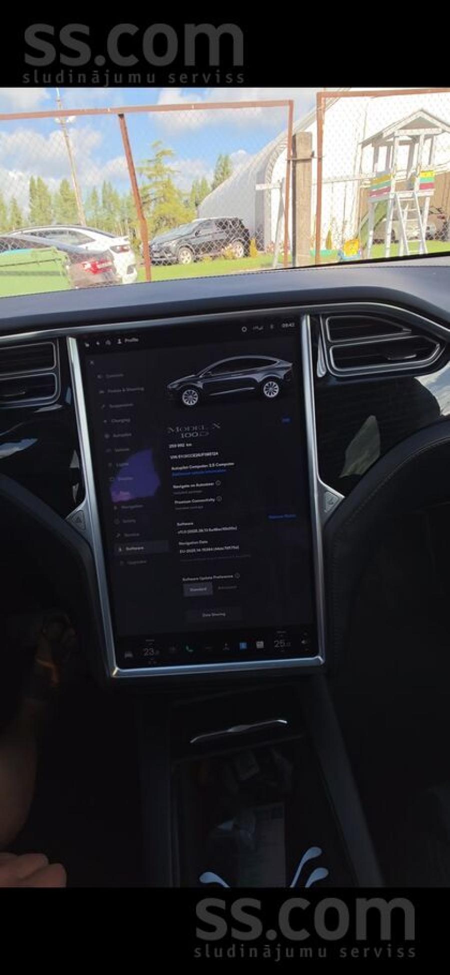 Grey Tesla Model X 2017 in Jelgava, with an engine capacity of 0.00 L and mileage of 259 thousand km for 18000 €, photo 7 on AUTOMOTO.COM.LV