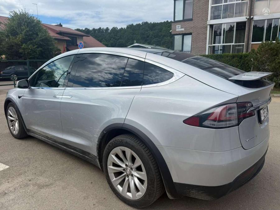 Pelēks Tesla Model X 2017 Kauņa, ar dzinēja tilpumu 0.00 L un nobraukumu 178 tūkst. km par 22000 €, foto 5 vietnē AUTOMOTO.COM.LV