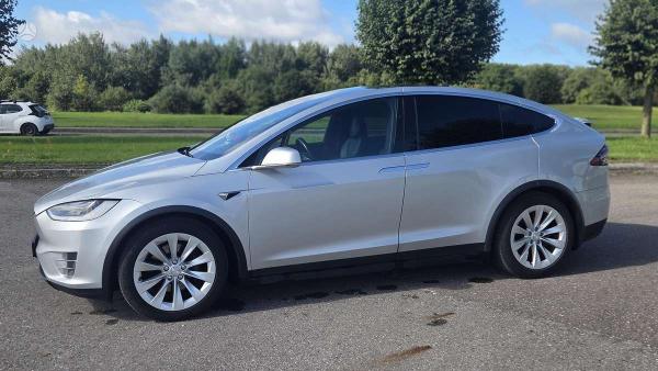 Grey Tesla Model X 2017 in Kaunas, with an engine capacity of 0.00 L and mileage of 251 thousand km for 23500 €, photo 4 on AUTOMOTO.COM.LV