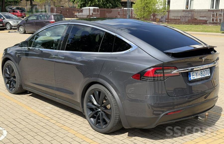 Grey Tesla Model X 2020 in Riga, with an engine capacity of 0.00 L and mileage of 144 thousand km for 33777 €, photo 5 on AUTOMOTO.COM.LV