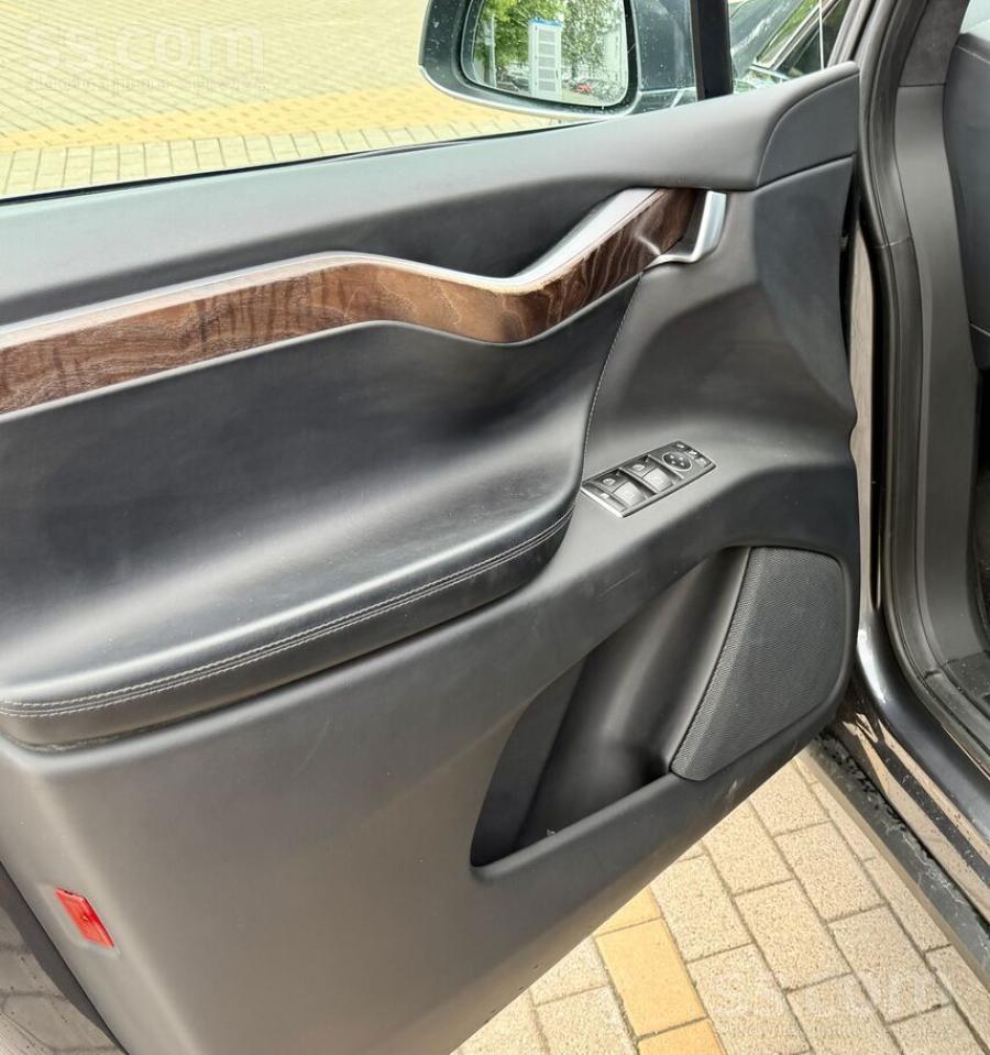 Grey Tesla Model X 2020 in Riga, with an engine capacity of 0.00 L and mileage of 144 thousand km for 33777 €, photo 9 on AUTOMOTO.COM.LV