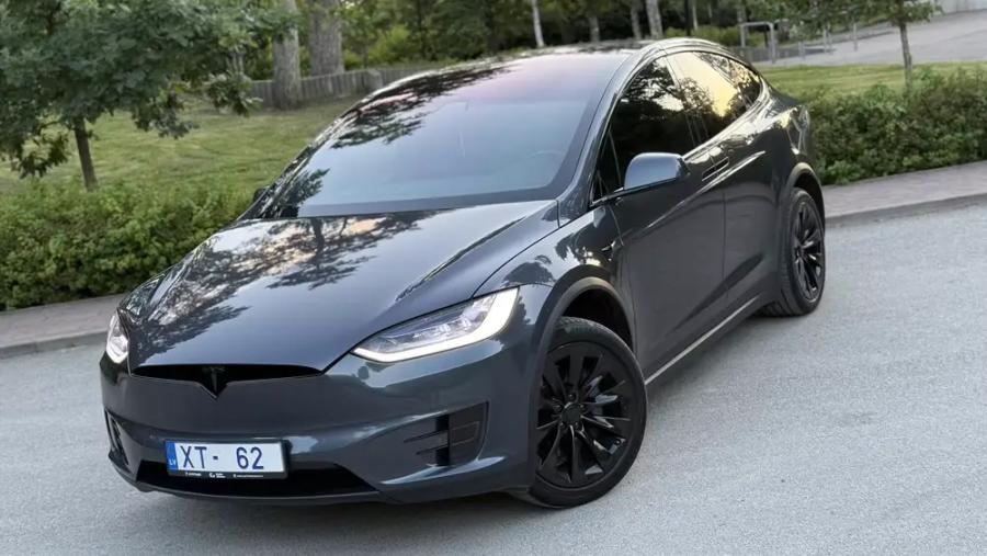 Grey Tesla Model X 2018 in Jurmala, with an engine capacity of 0.00 L and mileage of 100 thousand km for 27000 €, photo 1 on AUTOMOTO.COM.LV