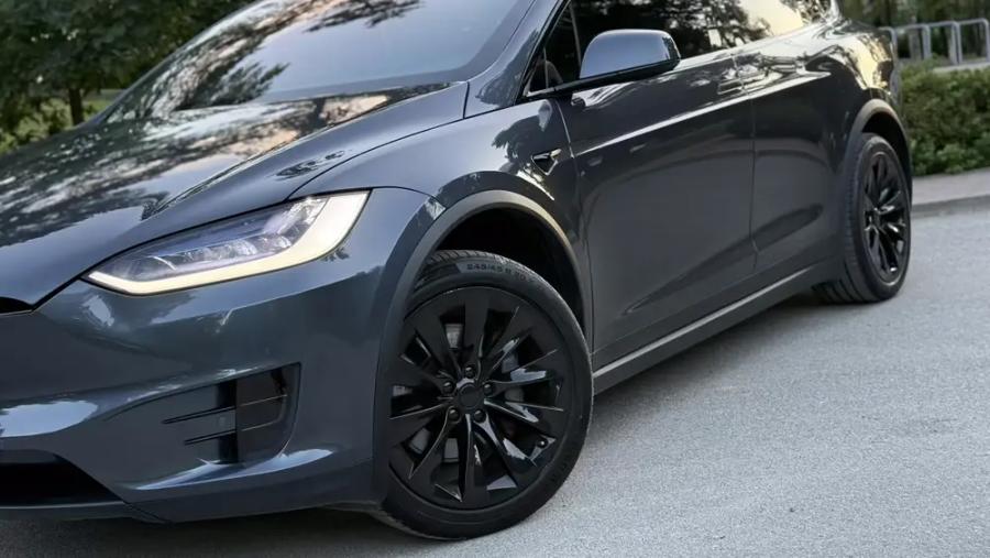 Grey Tesla Model X 2018 in Jurmala, with an engine capacity of 0.00 L and mileage of 100 thousand km for 27000 €, photo 4 on AUTOMOTO.COM.LV