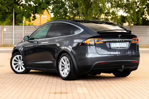 Grey Tesla Model X 2018 in Jelgava, with an engine capacity of 0.00 L and mileage of 167 thousand km for 31000 €, photo 4 on AUTOMOTO.COM.LV