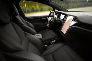 Pelēks Tesla Model X 2018 Jelgava, ar dzinēja tilpumu 0.00 L un nobraukumu 167 tūkst. km par 31000 €, foto 10 vietnē AUTOMOTO.COM.LV