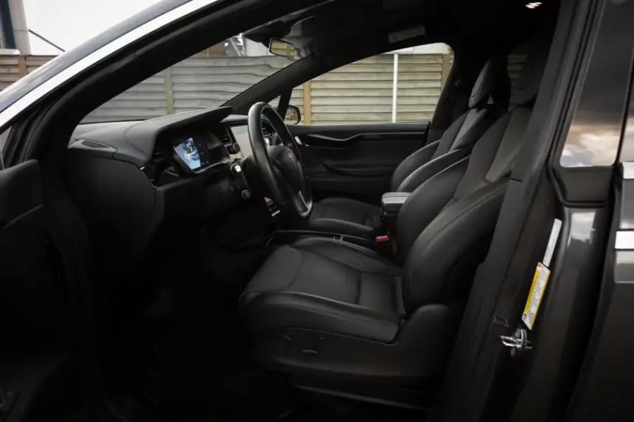 Pelēks Tesla Model X 2018 Jelgava, ar dzinēja tilpumu 0.00 L un nobraukumu 167 tūkst. km par 31000 €, foto 15 vietnē AUTOMOTO.COM.LV