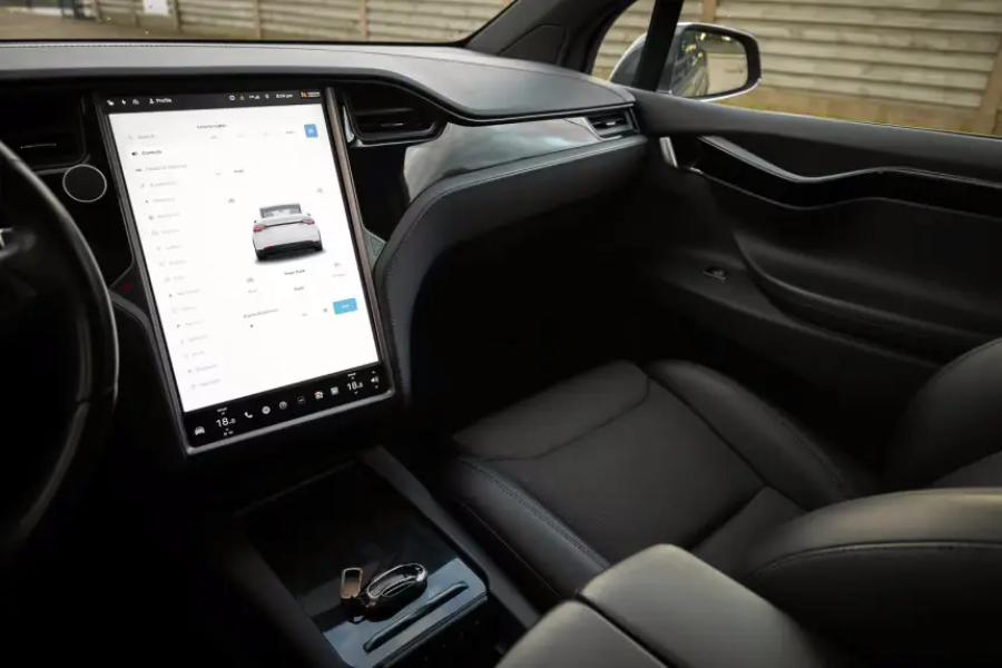 Pelēks Tesla Model X 2018 Jelgava, ar dzinēja tilpumu 0.00 L un nobraukumu 167 tūkst. km par 31000 €, foto 18 vietnē AUTOMOTO.COM.LV